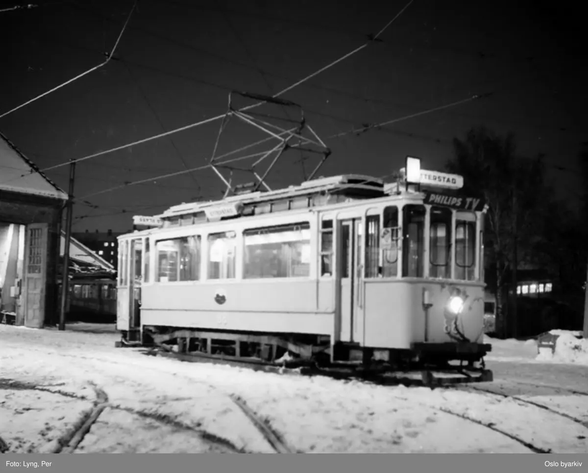 Oslo Sporveier. Etterstadtrikken. Trikk motorvogn 88 type SS foran ...