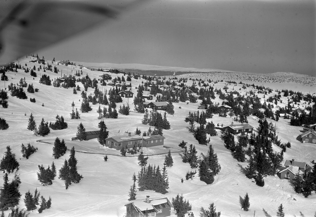 Flyfoto av bebyggelse i vinterlandskap på Sjusjøen, Ringsaker Almenning ...