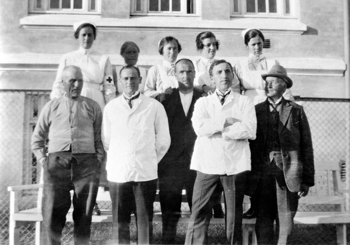 GRUPPE: 10, SANDERUD SYKEHUS, PASIENTER OG BETJENING, FRA VENSTRE ...