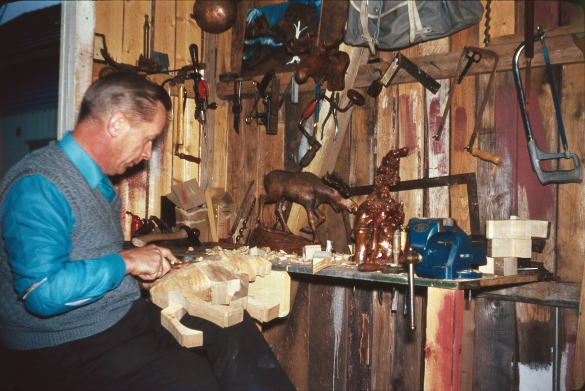 Vidar Sandbeck arbeider med treskulptur i sitt verksted - Anno ...