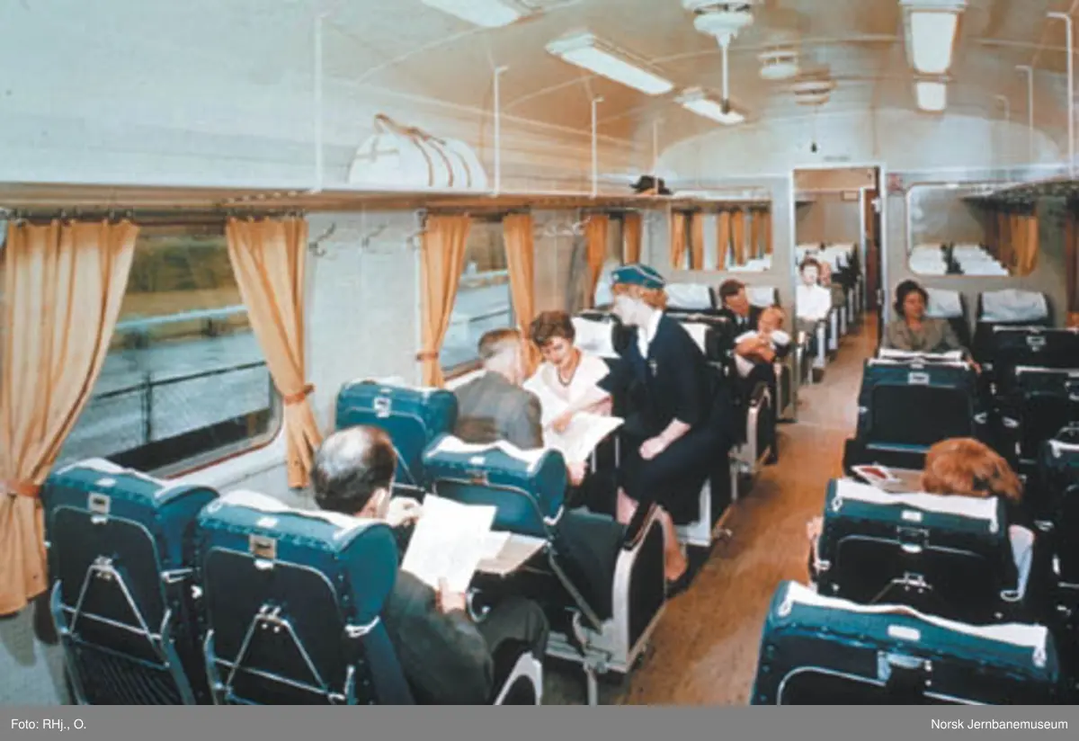 Motorvognsett type 68B : interiørbilde fra mellomvogn litra Bo3i (B68B ...