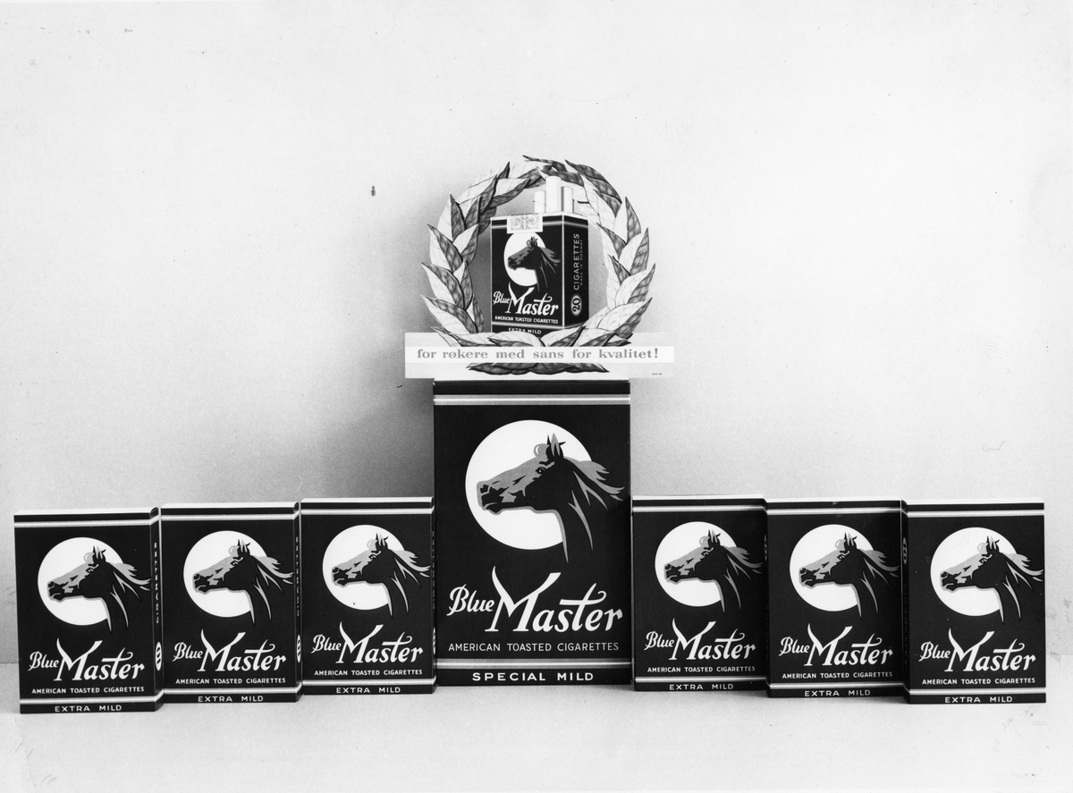 Vindusutstilling med reklame for Blue Master sigaretter. - Norsk ...