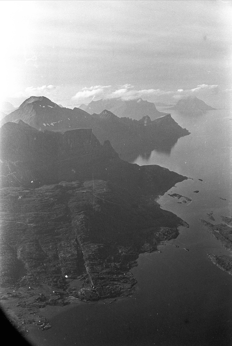 Glomfjord, Meløy, oktober 1965. Artikkel om mann fra Glomfjord-raidet ...