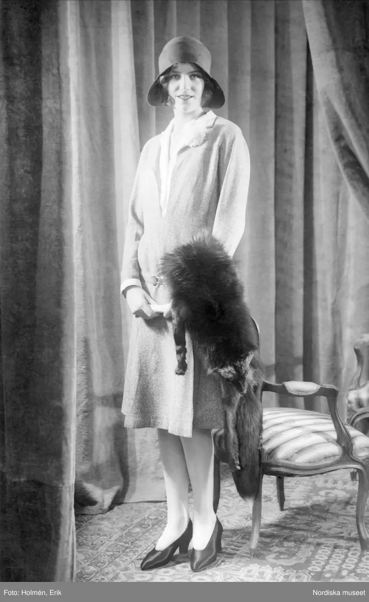 Modevisning. Modell i Odette-hatt och ylleklänning från Chanel ...