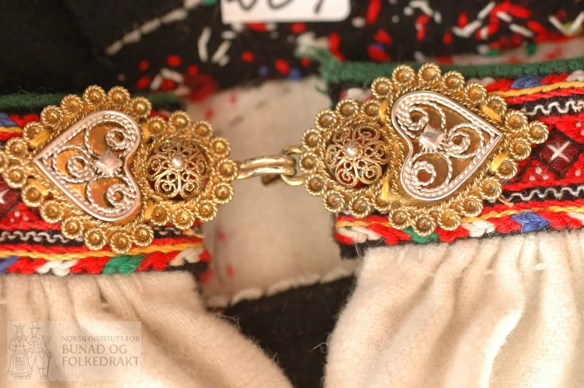 Stakk - Norsk institutt for bunad og folkedrakt / DigitaltMuseum