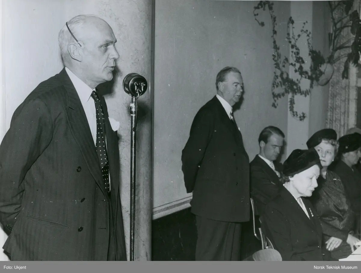 Halfdan Ditlev-Simonsen taler under middag i velferdsbygget etter ...