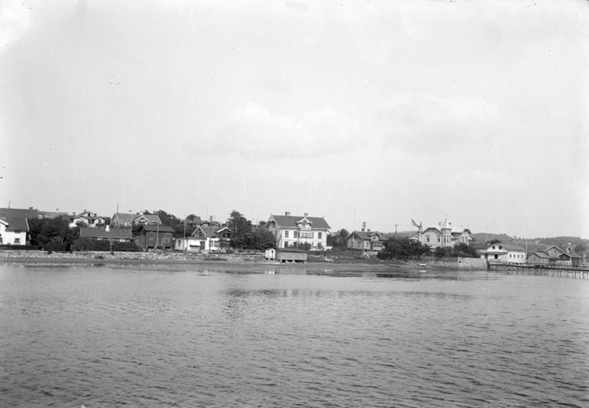Vy över Stenungsund troligen taget från Stenungsön - Bohusläns museum ...