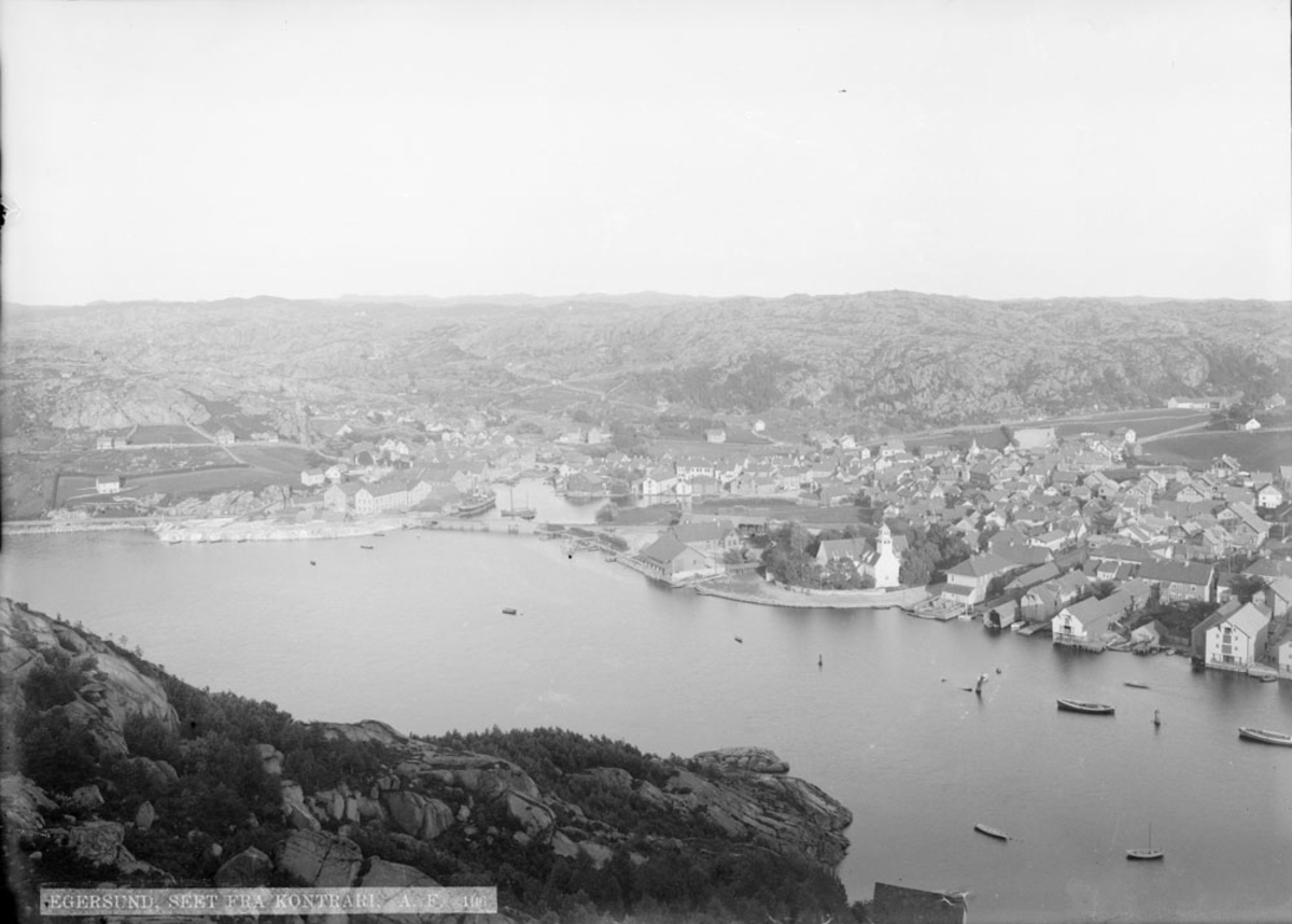 Egersund sentrum sett fra Kontrari. Kråkefjell, Årstadfjellet ...