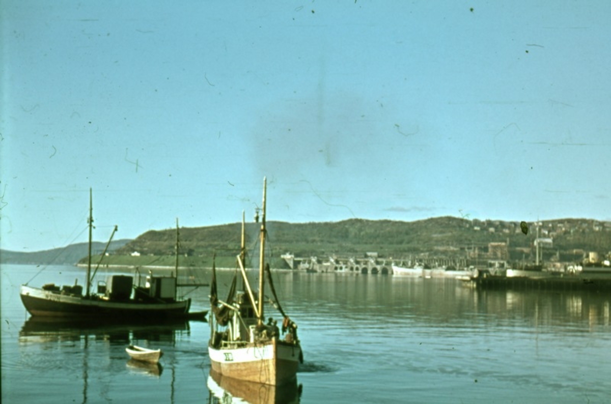 Gamle båter på Narvik havn. Malmkaien i bakgrunnen. - Museum Nord ...