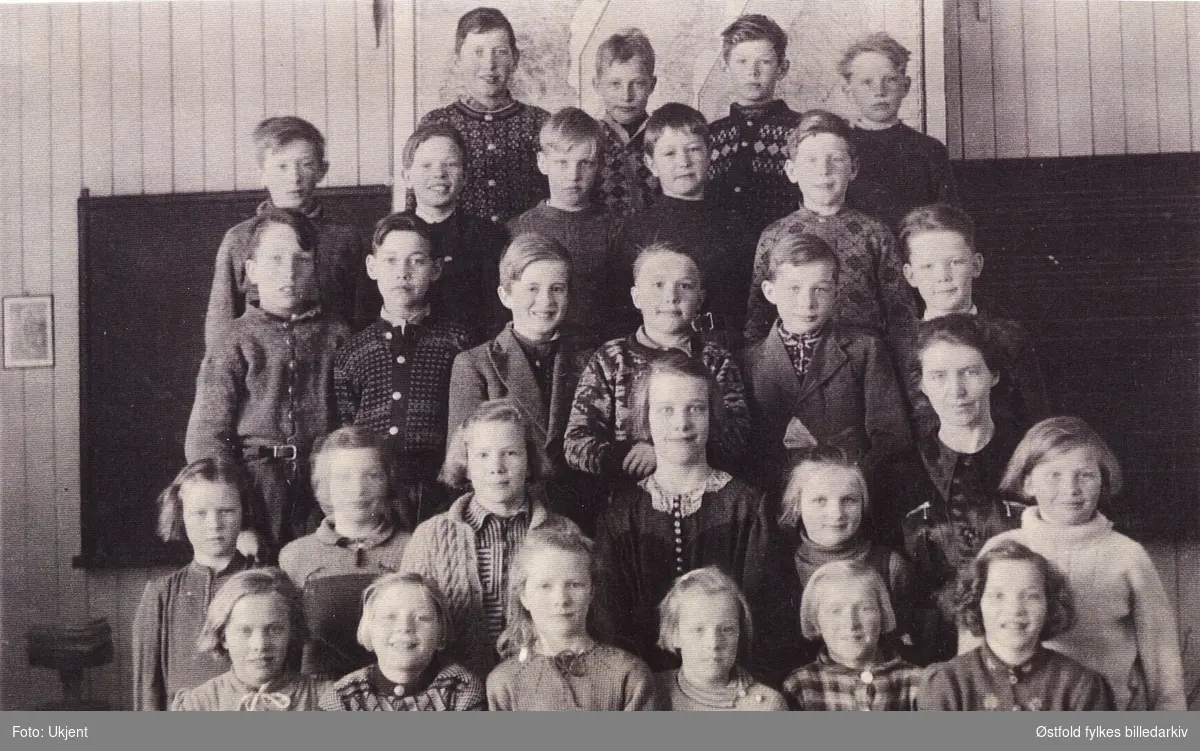 Skoleklasse ved Spydeberg skole 1942 med lærerinne Olga Lyslo. 1. John ... Skoleklasse ved Spydeberg skole 1942 med lærerinne Olga Lyslo. 1. John ...
