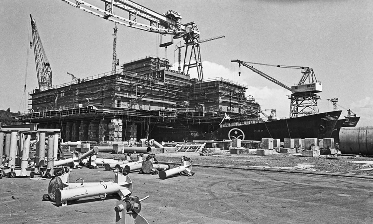 Dekket til Statfjord A er under bygging i tørrdokken til Aker Stord. To ...