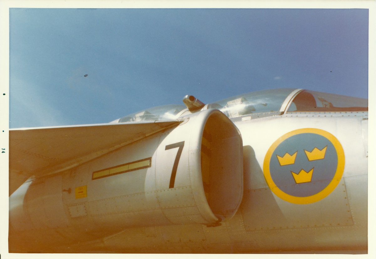 Närbild av vinge och förarplats på flygplan SK 37 Viggen tillhörande F ...