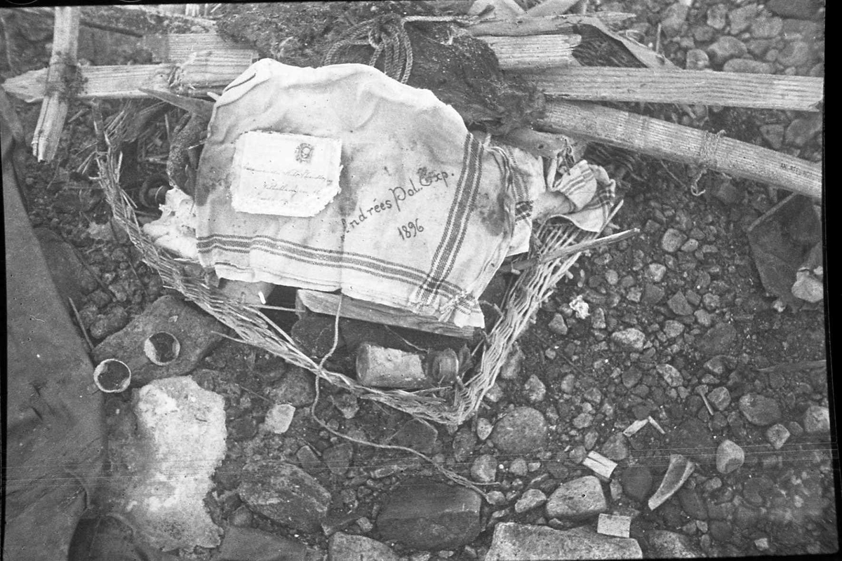 Fynd på Vitön: brev till Nils Strindberg, en broderad handduk, packkorg ...