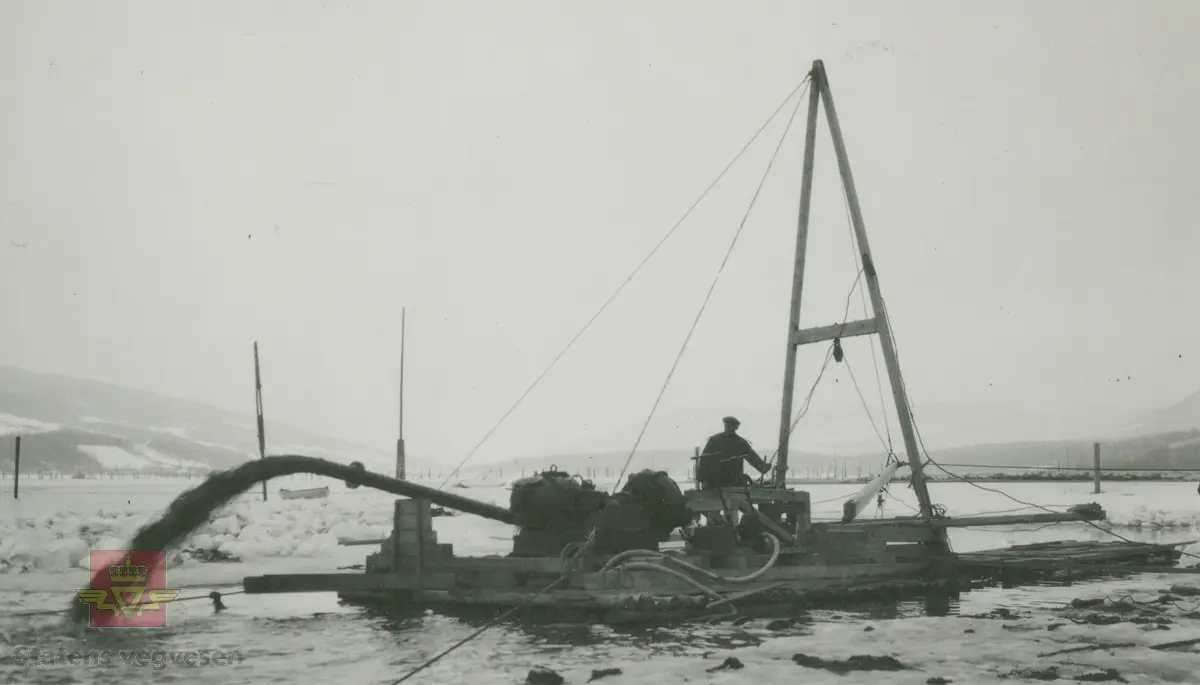 Under oppbygging av Vingnesbrua på Lillehammer i perioden 1930-1934 ...