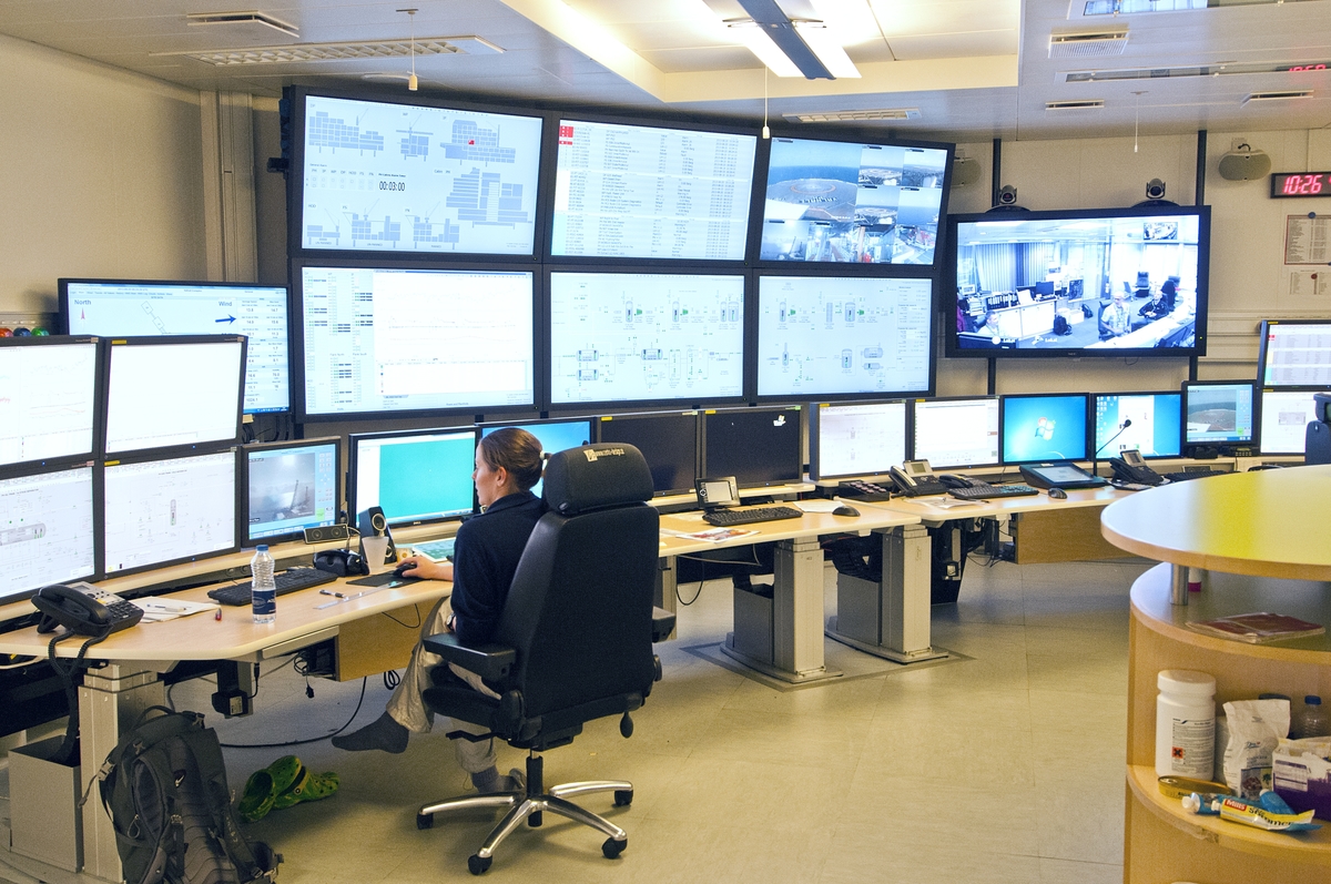 Kontrollrommet på Valhall PH. Kontrollromsoperatør Guro Vaagan har ...