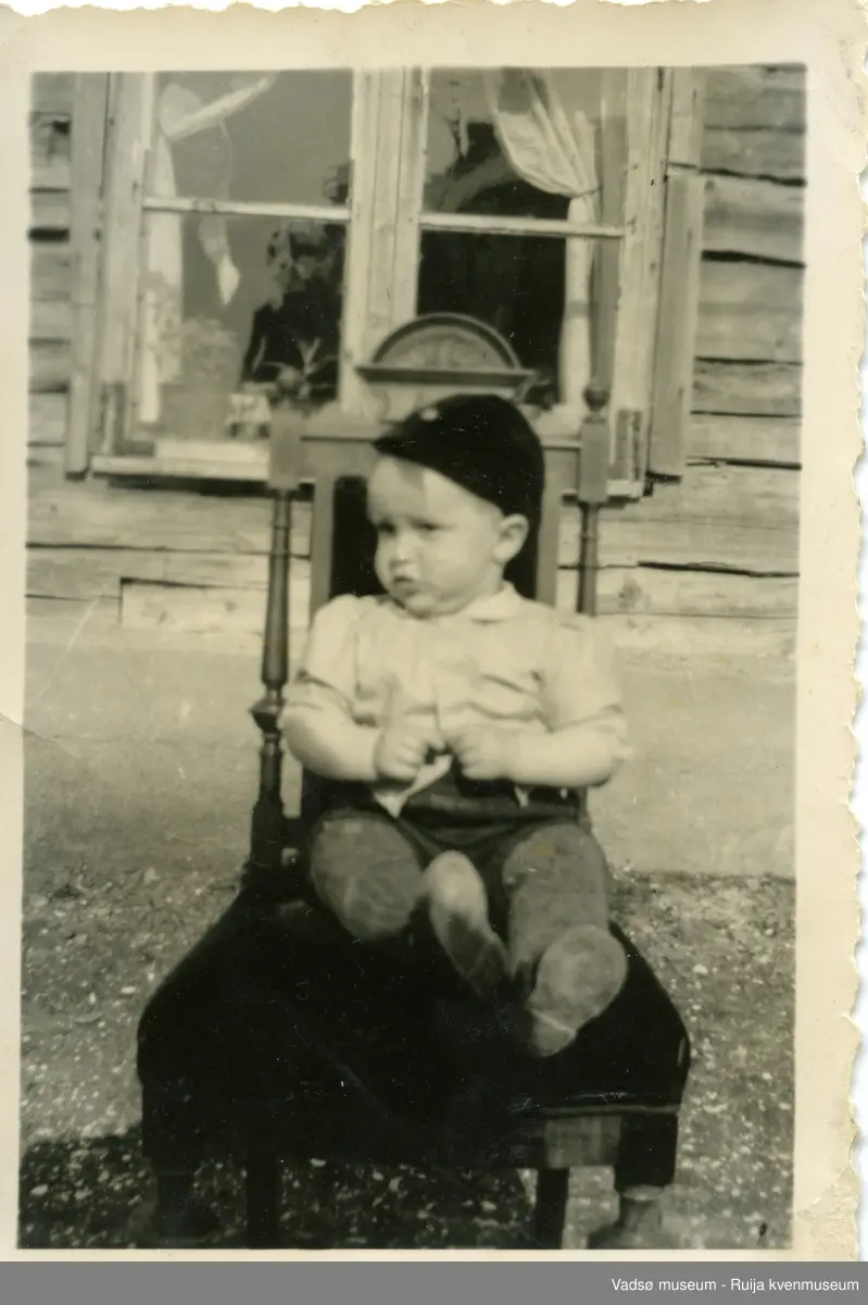 Portrett av Håkon Bauna, ca. halvannet år gammel, på penstol foran ...