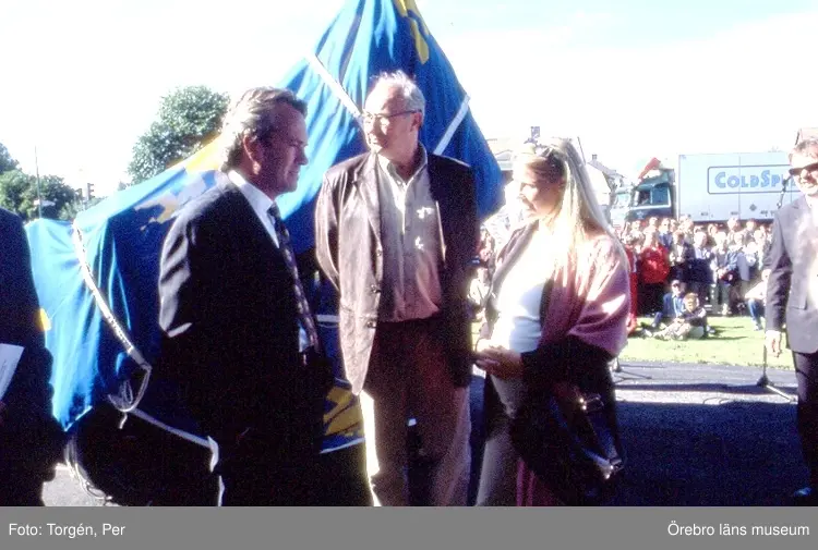 Avteckning av Ronnie Petersons staty, före avteckningen. Fr.v. Clive ...