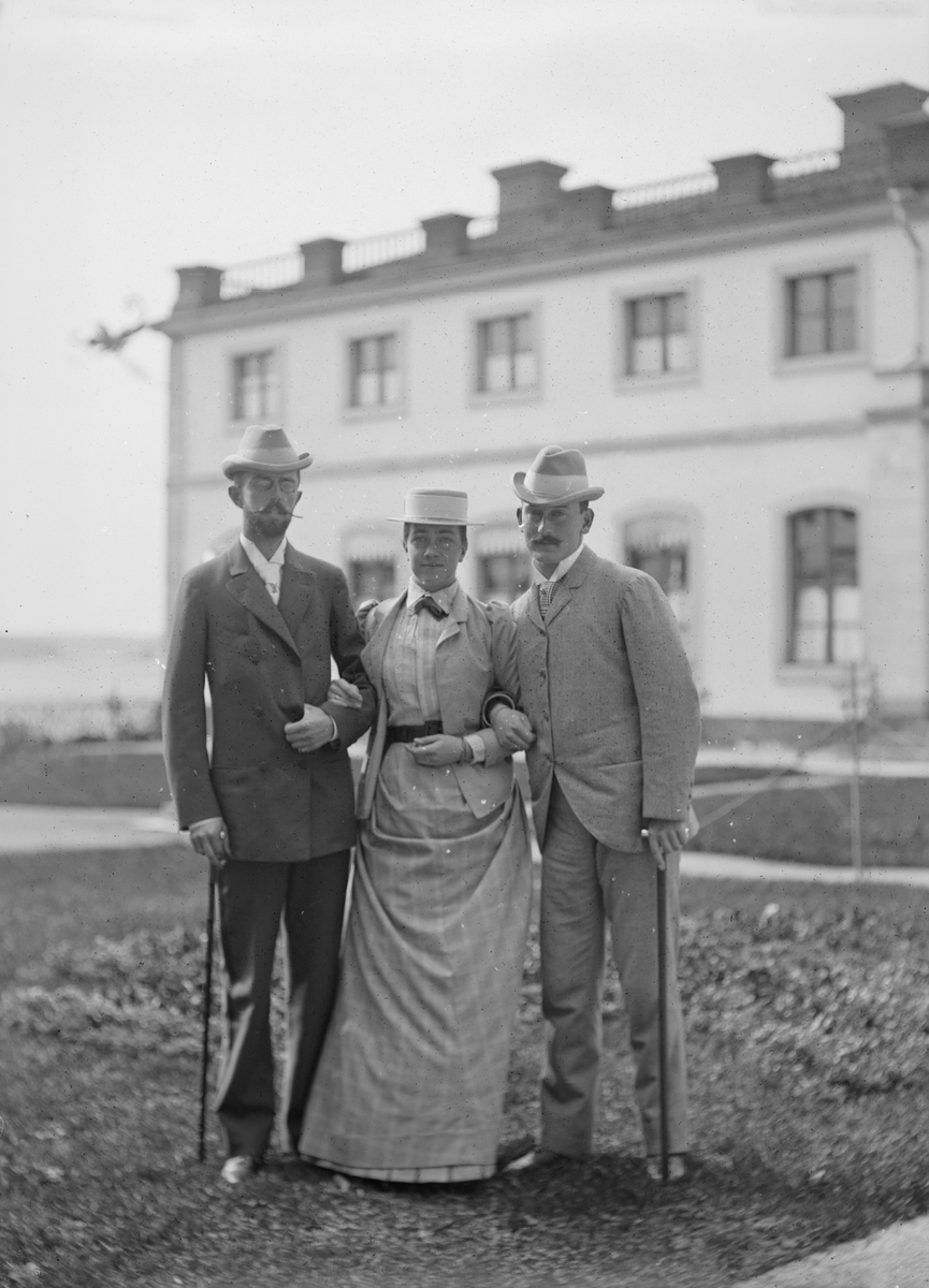 Drottning Victorias bilder. Kronprins Gustaf, Victoria och prins Max av ...