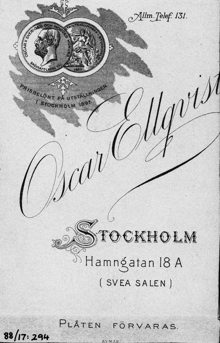 Ett porträtt av Ester Ellqvist-Bauer när hon som 17-åring sitter vid ...