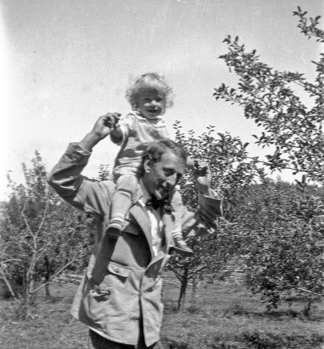 John Bauer med sonen Bengt "Putte" på axlarna. - Jönköpings läns museum ...