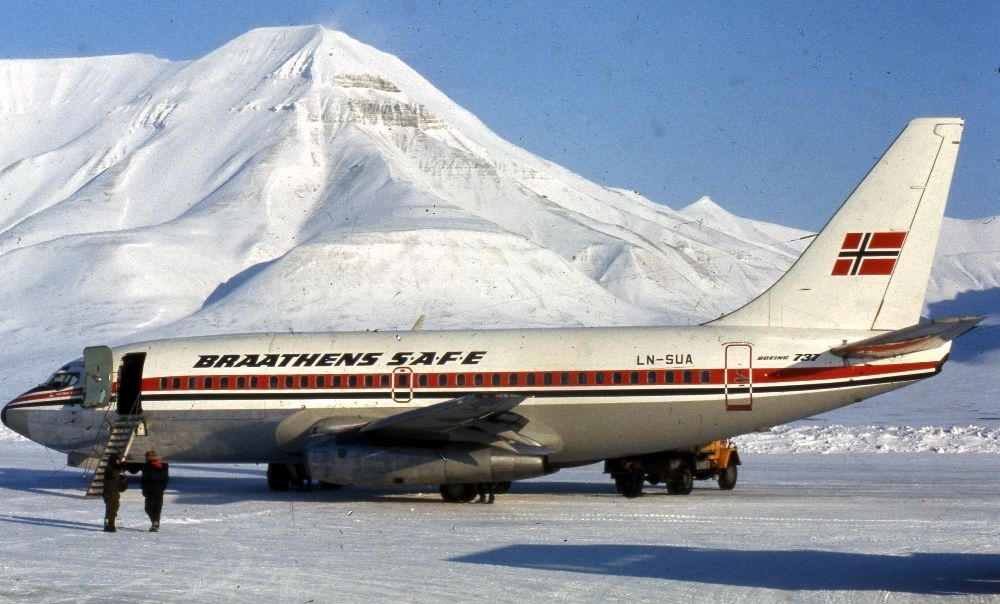Lufthavn/Flyplass. Longyear, Svalbard. Et fly, LN-SUA, Boeing 737 fra ...