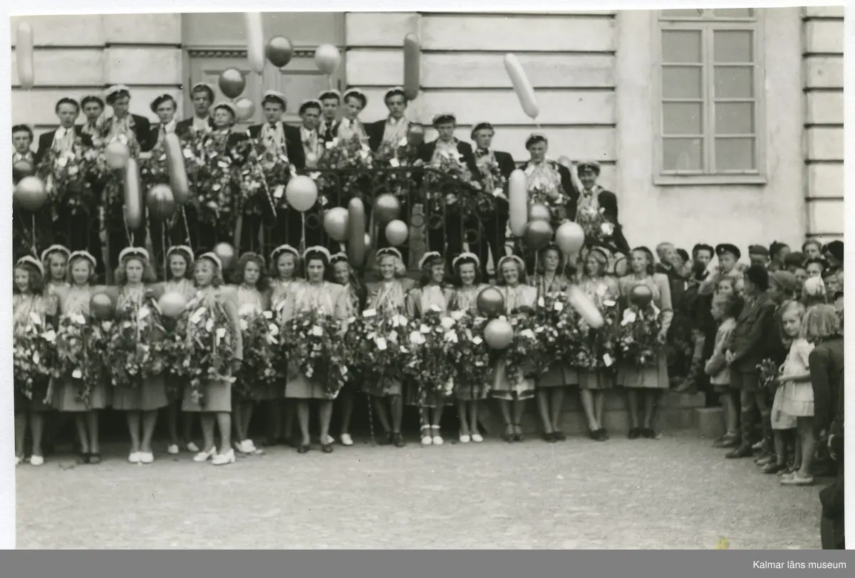 Gruppbild av en avgångsklass vid nuvarande Stagneliusskolan. - Kalmar läns museum / DigitaltMuseum