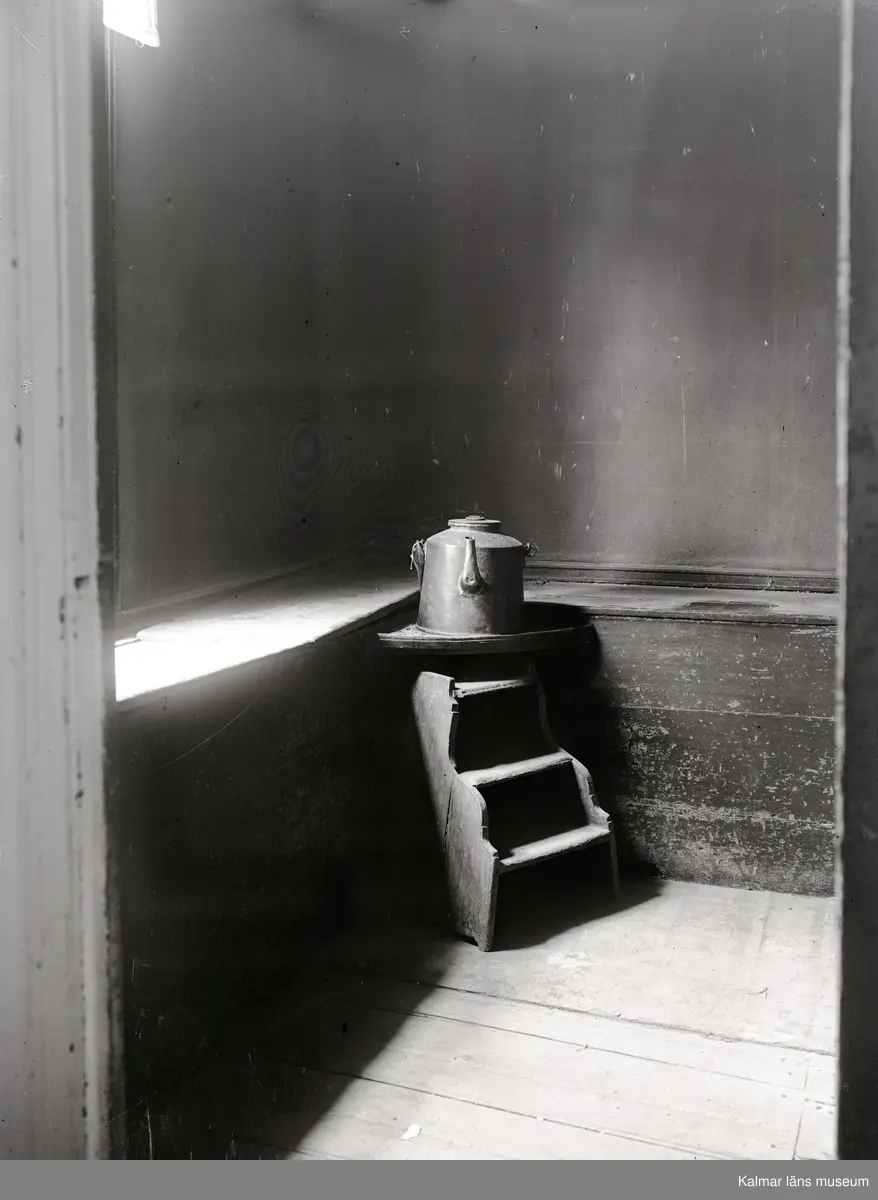 Interiör av litet rum med trappstege och kanna. - Kalmar läns museum ...