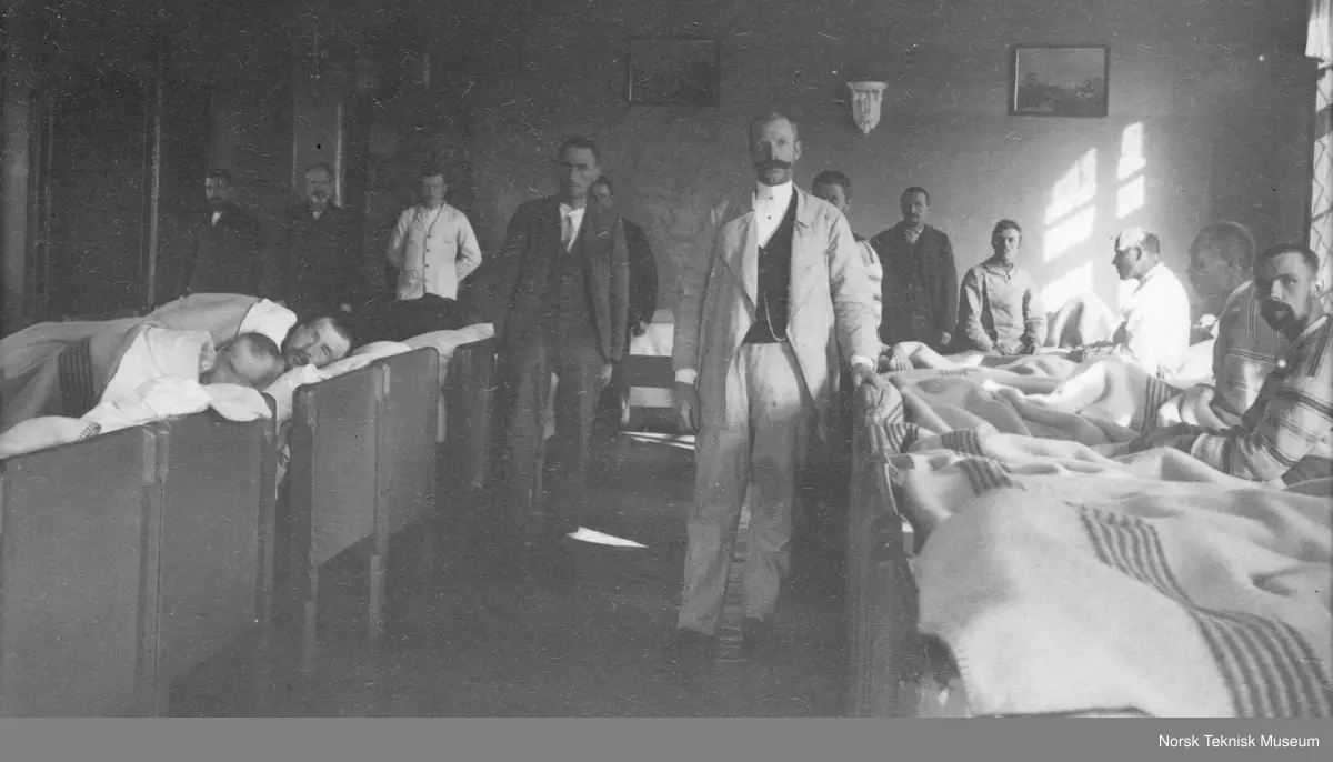 Gaustad Sykehus, legevisitt på sovesal for menn, omkring 1900 - Norsk ...
