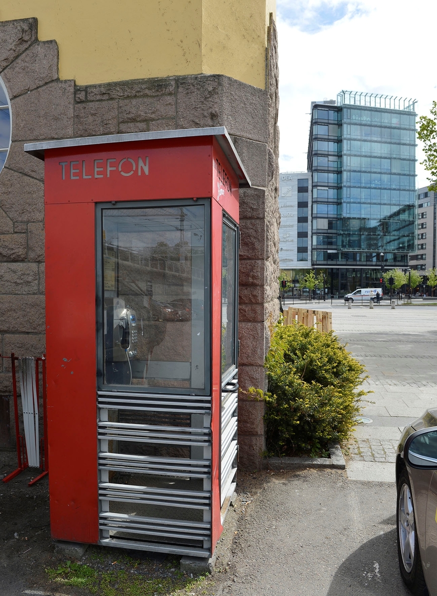 Telephone box at Skøyen in Oslo - Telenor Kulturarv / DigitaltMuseum