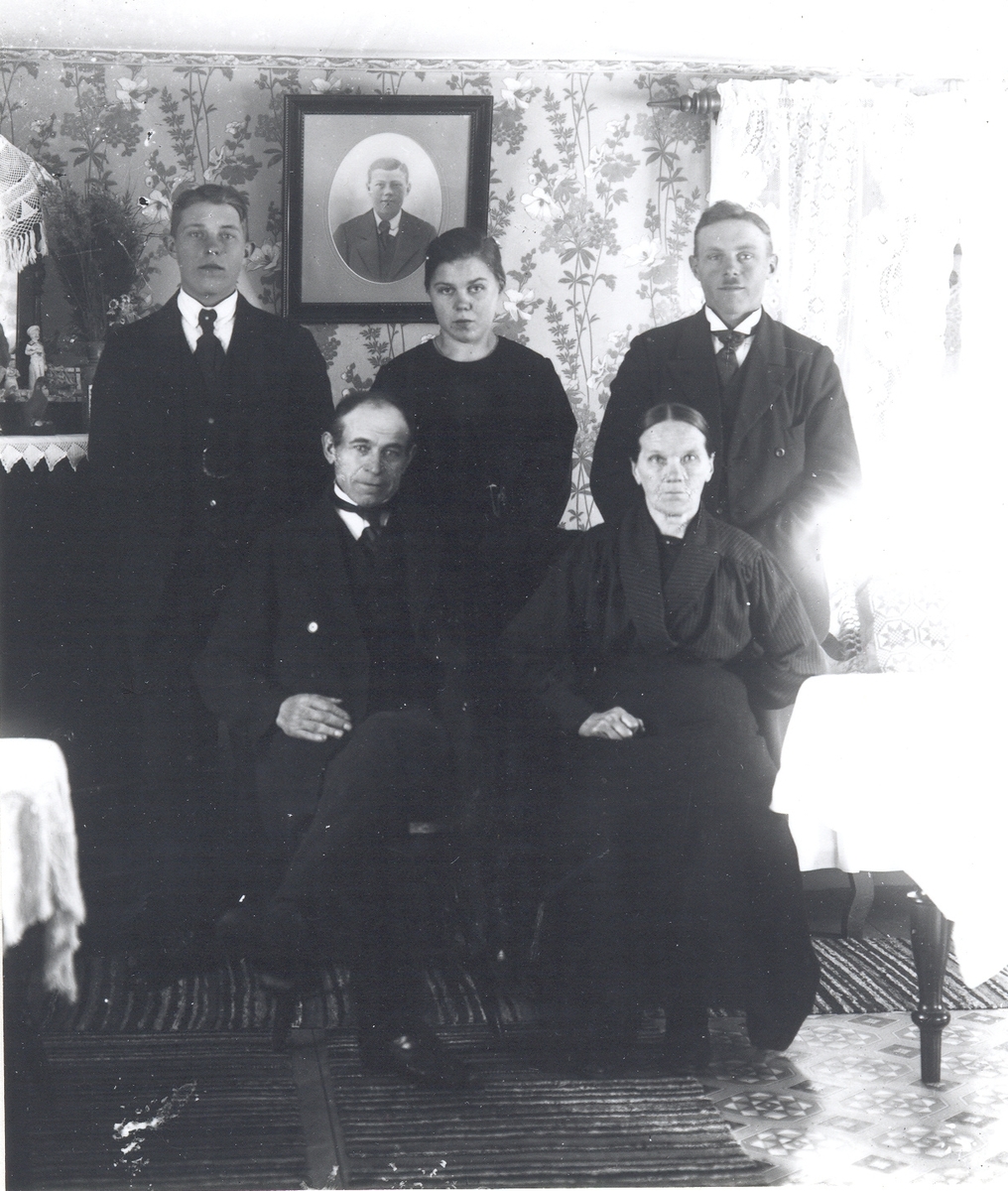 Sittande fr.v.: Johan-Petter Sander och Karolina Sander. Stående fr.v ...