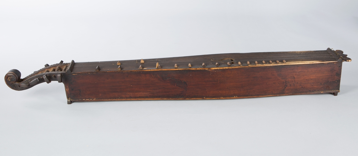 Langeleik - Ringve Musikkmuseum / DigitaltMuseum