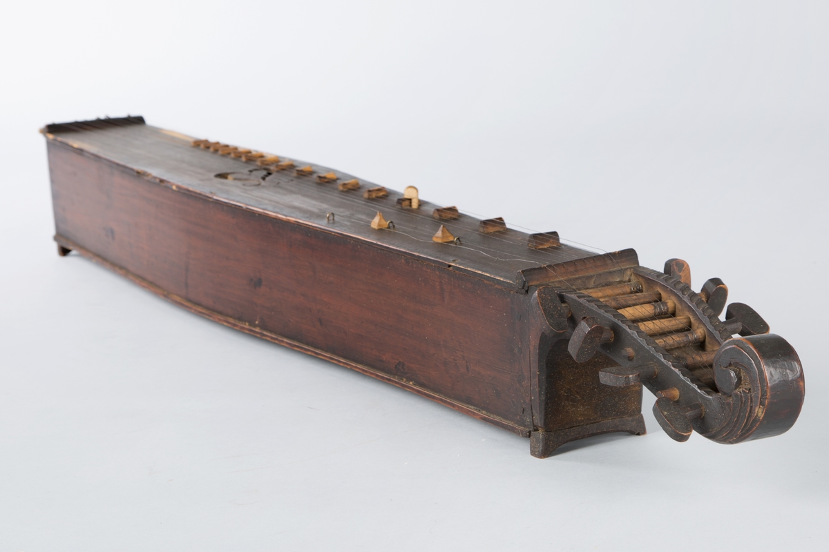 Langeleik - Ringve Musikkmuseum / DigitaltMuseum