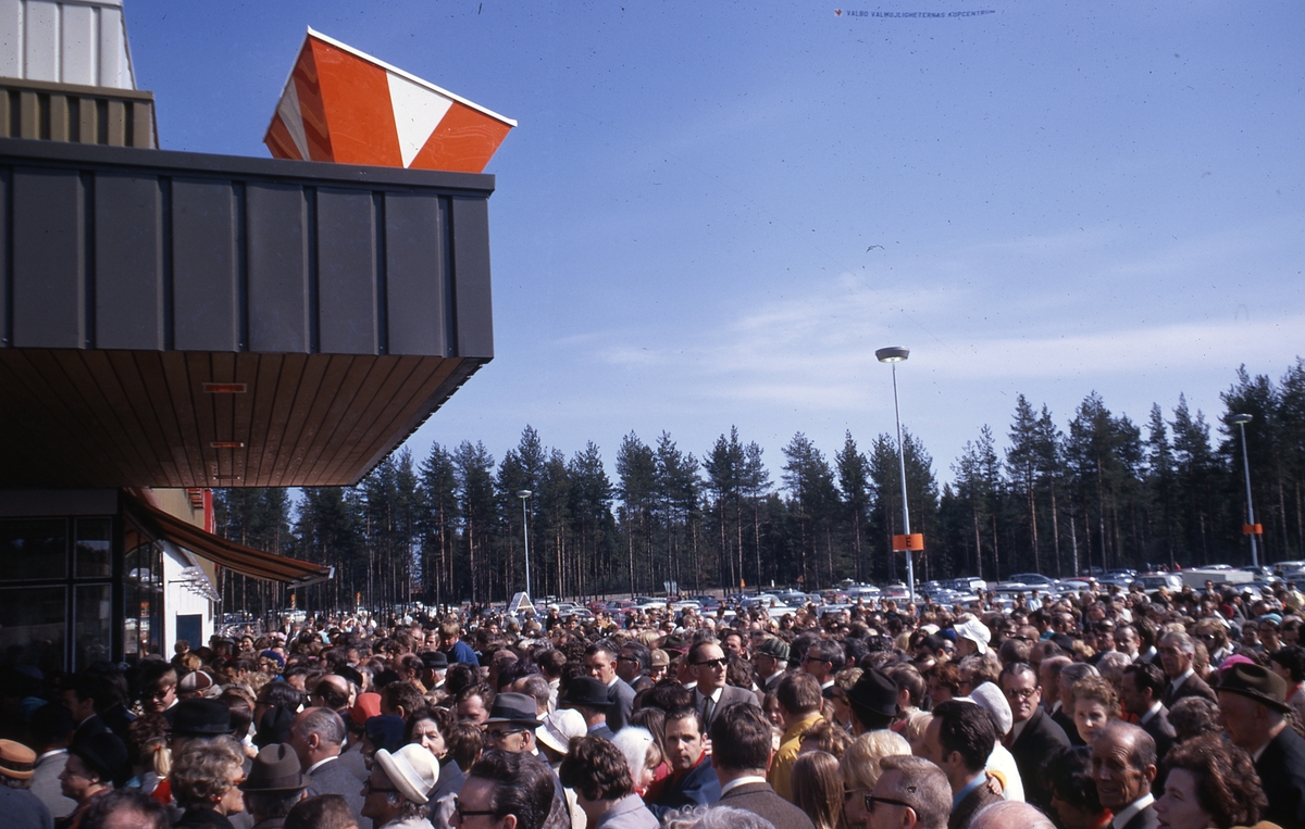 Valbo Köpcentrums invigning den 10 maj 1970. - Länsmuseet Gävleborg / DigitaltMuseum