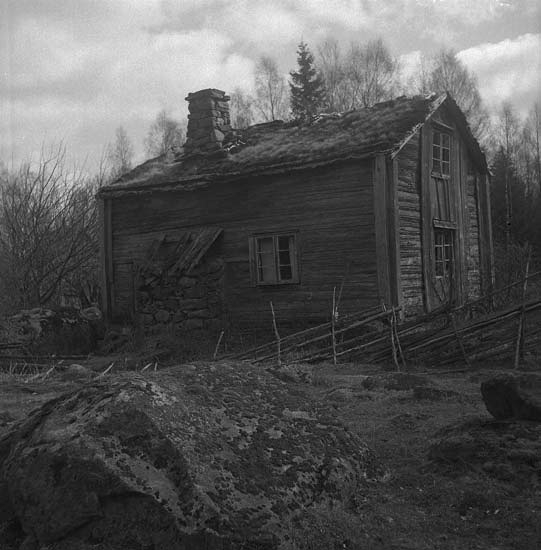 En sliten bod med staket. - Kulturparken Småland / Smålands museum ...