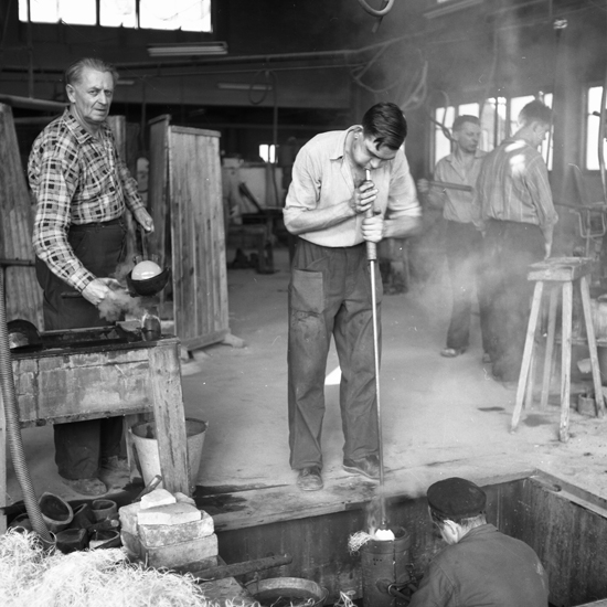 Pukebergs glasbruk. 1957. Blåsning i formmall. - Kulturparken Småland ...