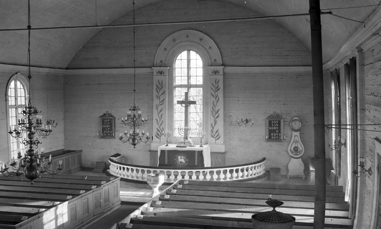 Foto av kyrkointeriör. Vy mot altaret. Eringsboda kyrka byggdes i ...