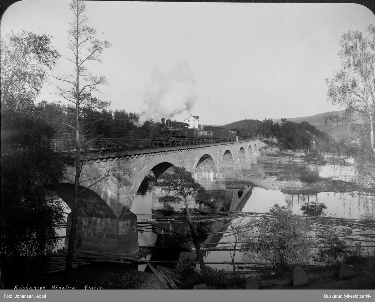 Jernbanebrua i Hønefoss i mot Hønefoss jernbanestasjon Begna bru er ei ...