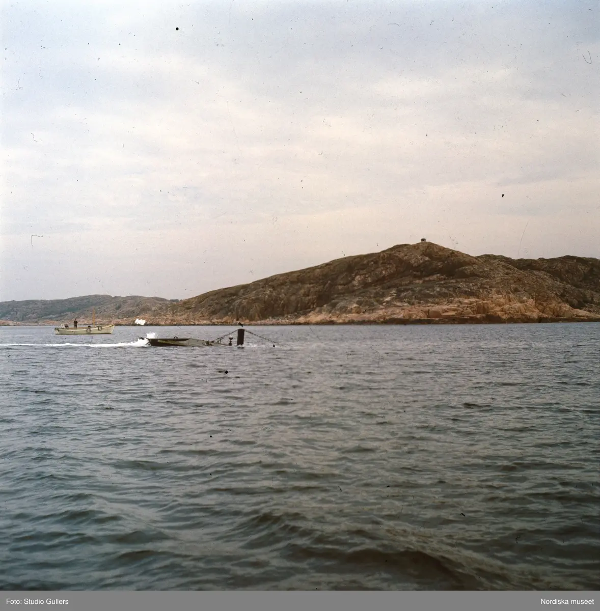 Marinen. Miniubåten HMS Spiggen bryter vattenytan under ...