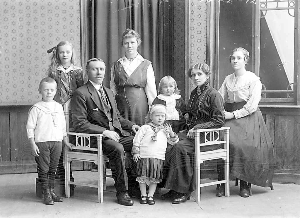 Gruppebilde ( 4 voksne, 4 barn ) Fred Wiggo Johnsen: Dette er familien ...