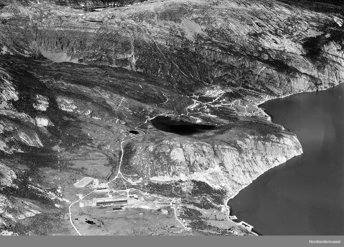 flyfoto av Glomfjord, sett fra V - Nordlandsmuseet / DigitaltMuseum