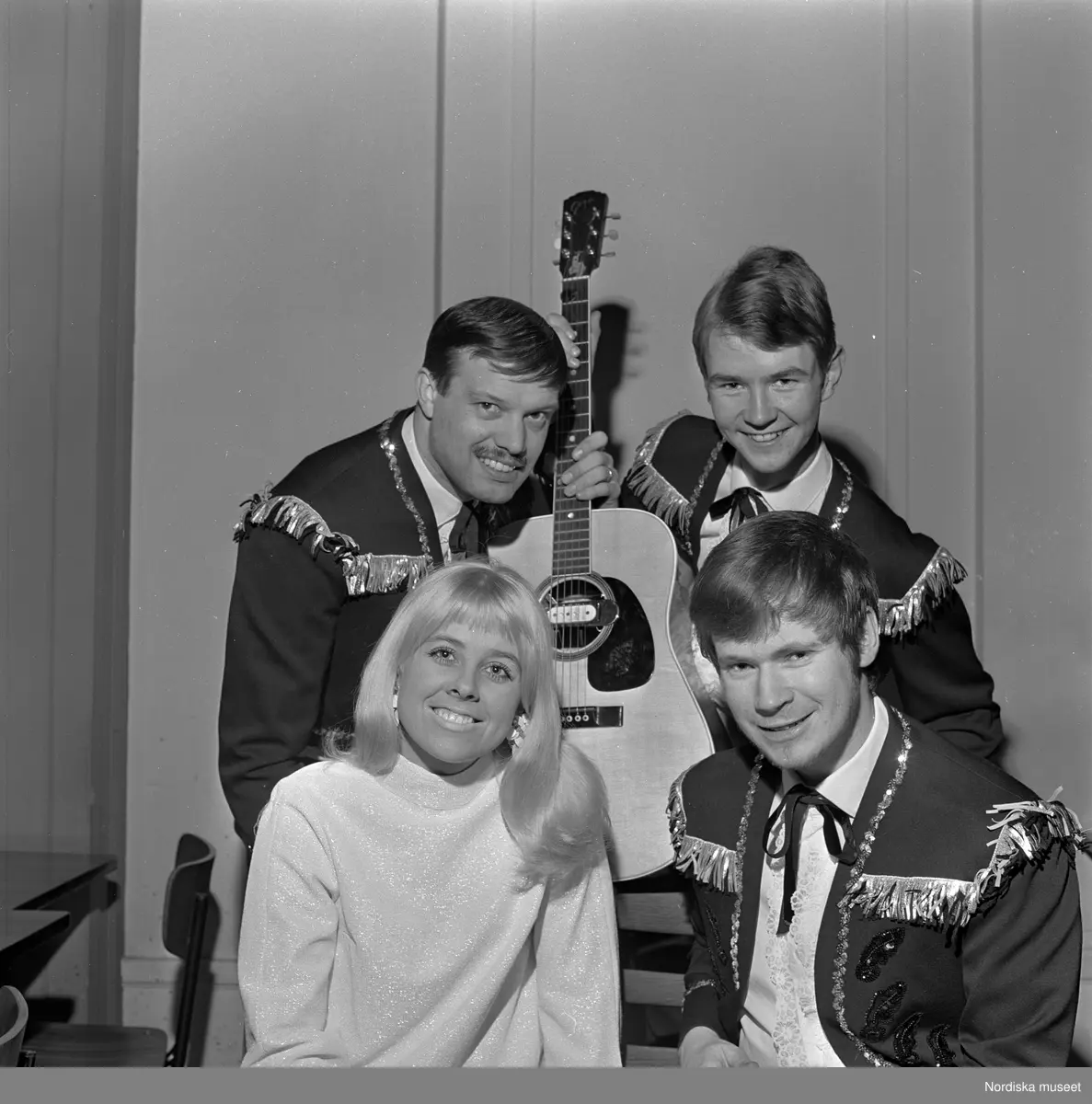 Musikern Cacka Israelsson (bakre raden till vänster) med orkester ...