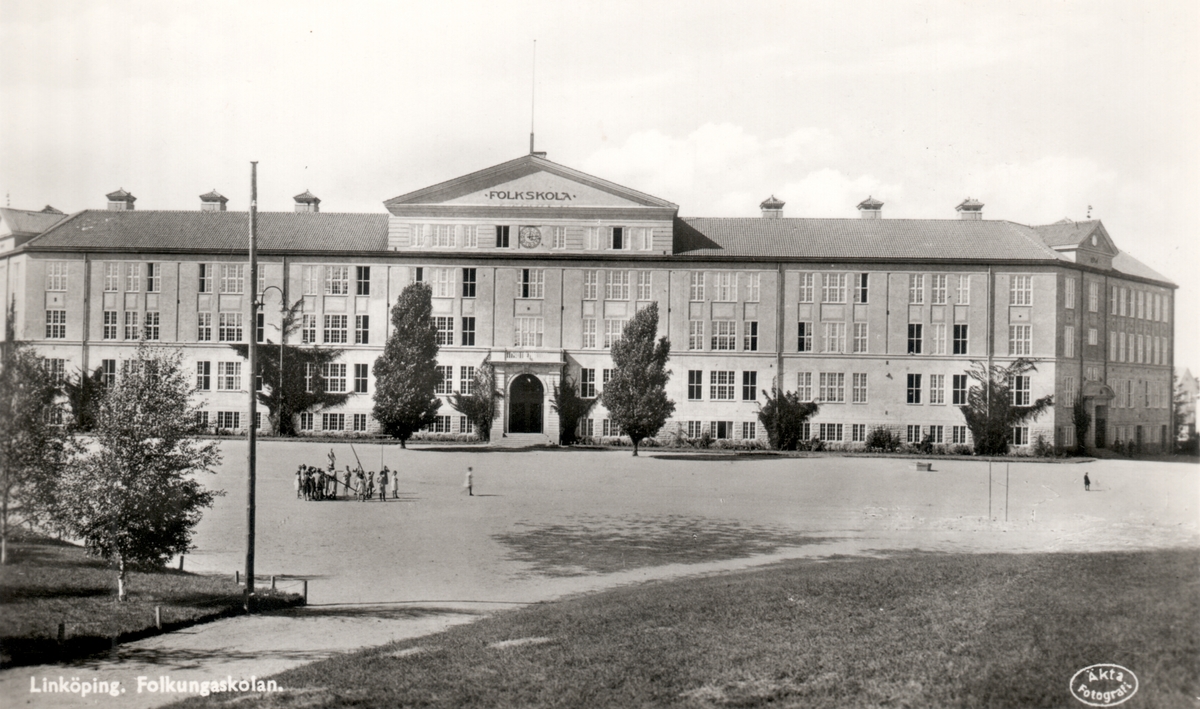 Bildtext: Linköping. Folkungaskolan. Linköpings nya folkskola invigdes ... Bildtext: Linköping. Folkungaskolan. Linköpings nya folkskola invigdes ...