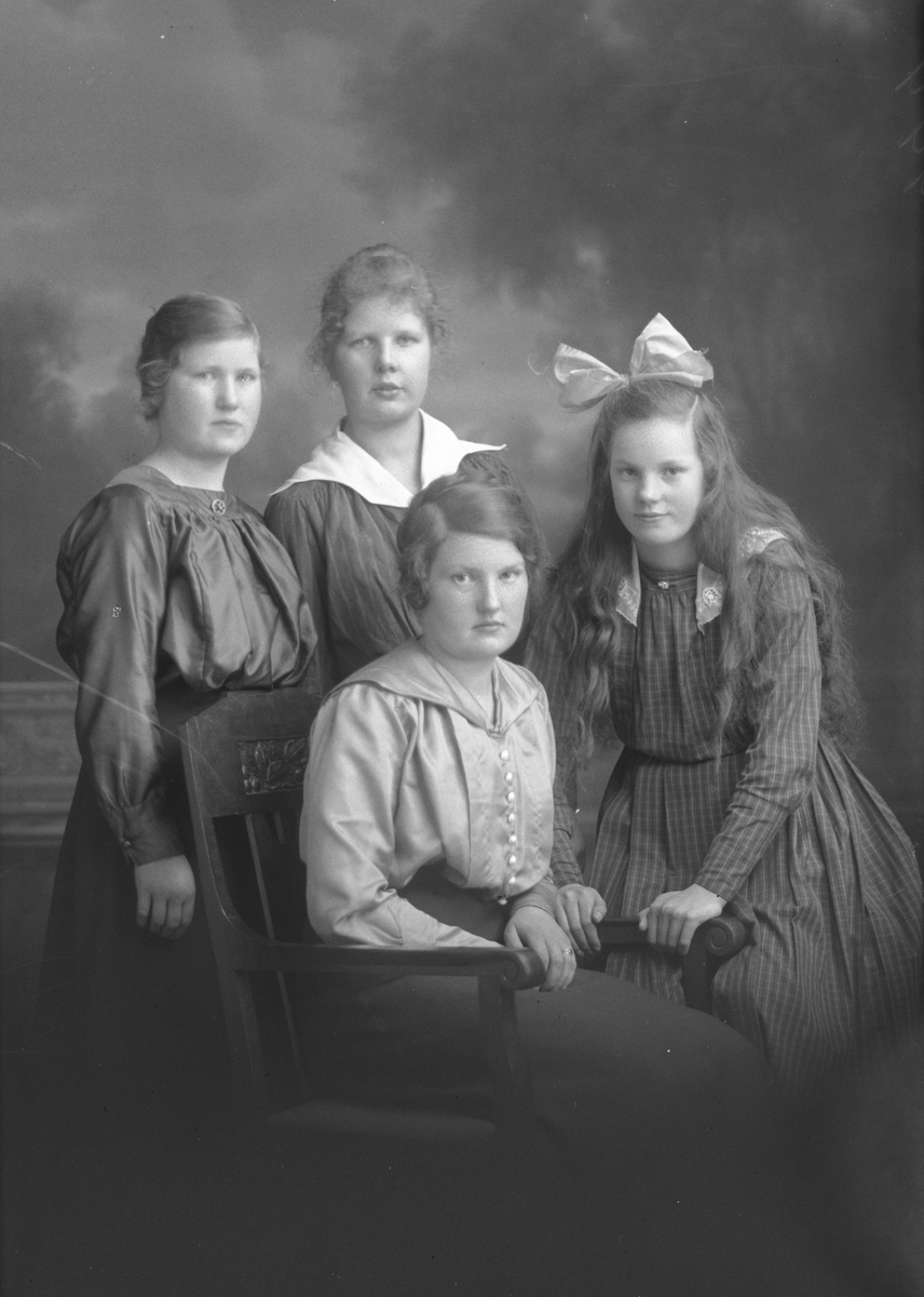 Stående till vänster Hulda Westergren, Södra Fältskärsgatan 5, Gävle ...