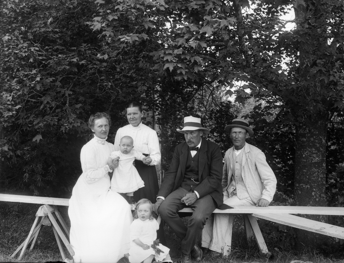 Karolina och August Alinder med dottern Anna och hennes familj i ...