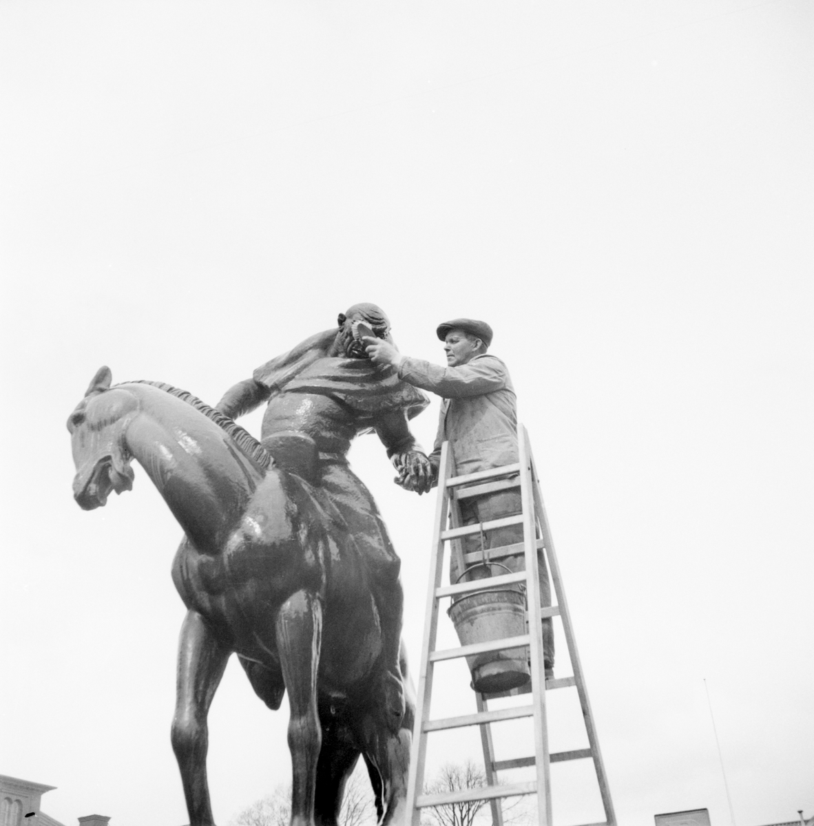 Rengöring av Folke Filbyter på stora torget. Folkungabrunnen med Folke ...