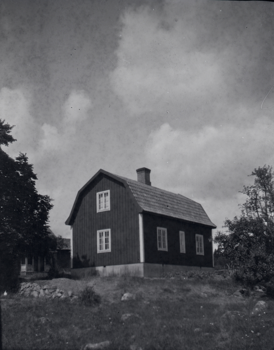 Detta är torpet Dansketorpet som tillhörde Tuna gård. I bakgrunden kan ...