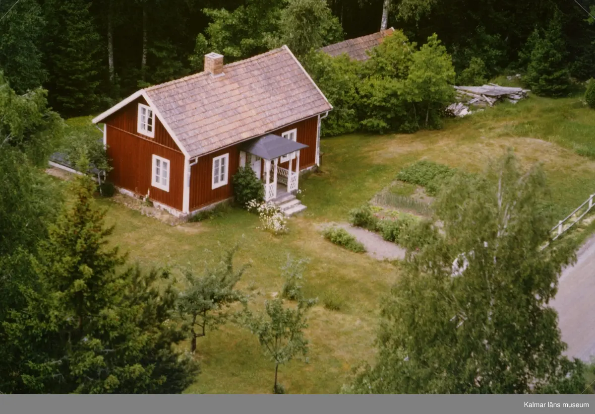 En stuga med uthus och trädgård, i Döderhult. - Kalmar läns museum ...