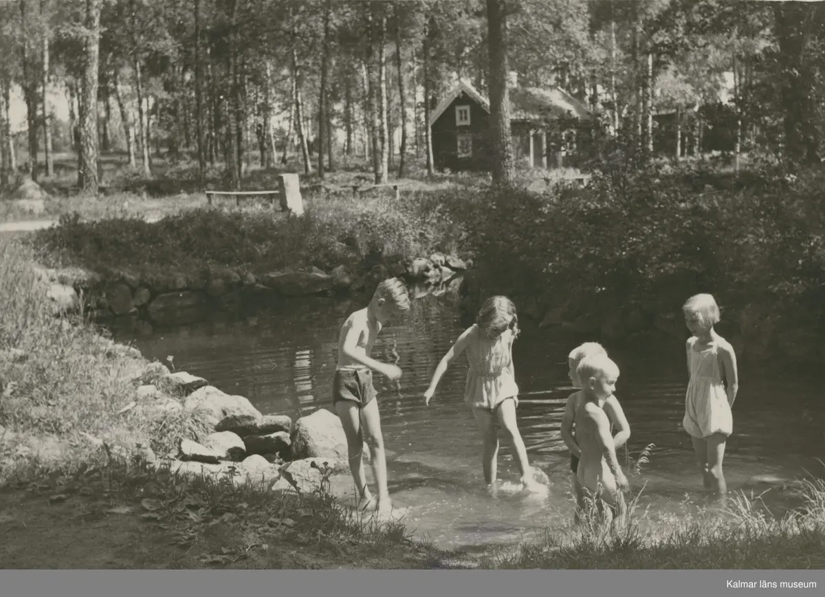 Badande barn i Gästgivarhagen i Vimmerby. - Kalmar läns museum ...