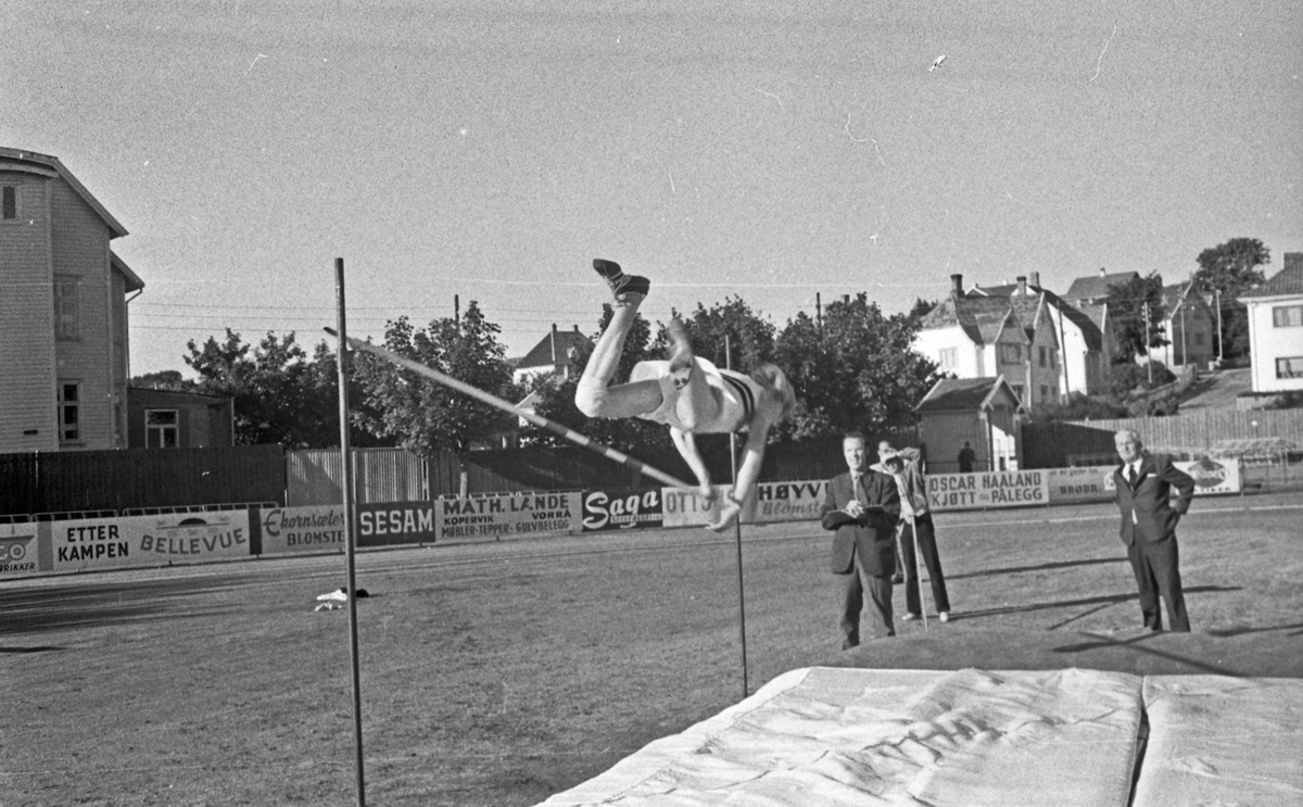 Friidrett. Lengdehopp, løp, kulestøt og høydehopp. - Haugalandmuseet ...
