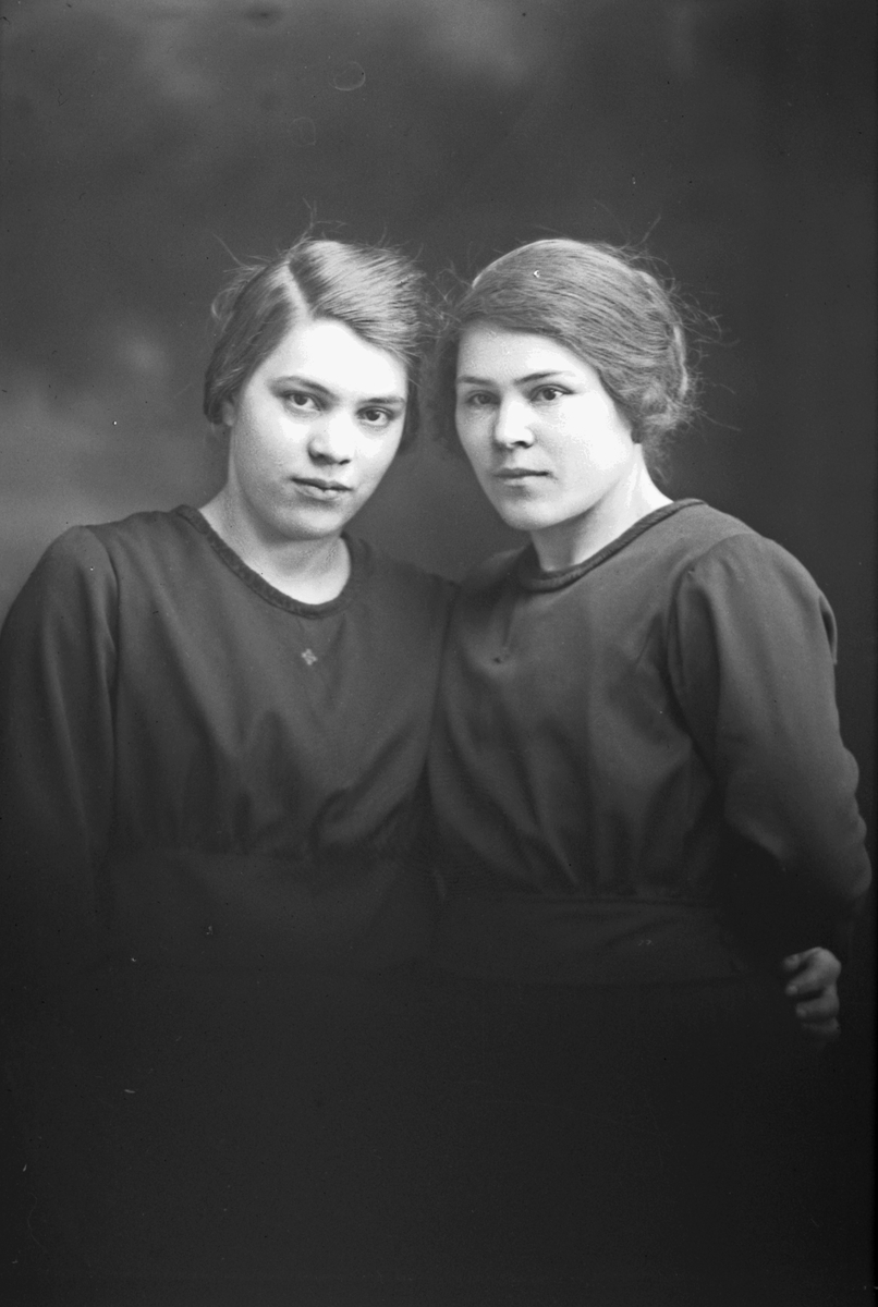 Frida och Helga Persson. Lasarettet - Länsmuseet Gävleborg / DigitaltMuseum